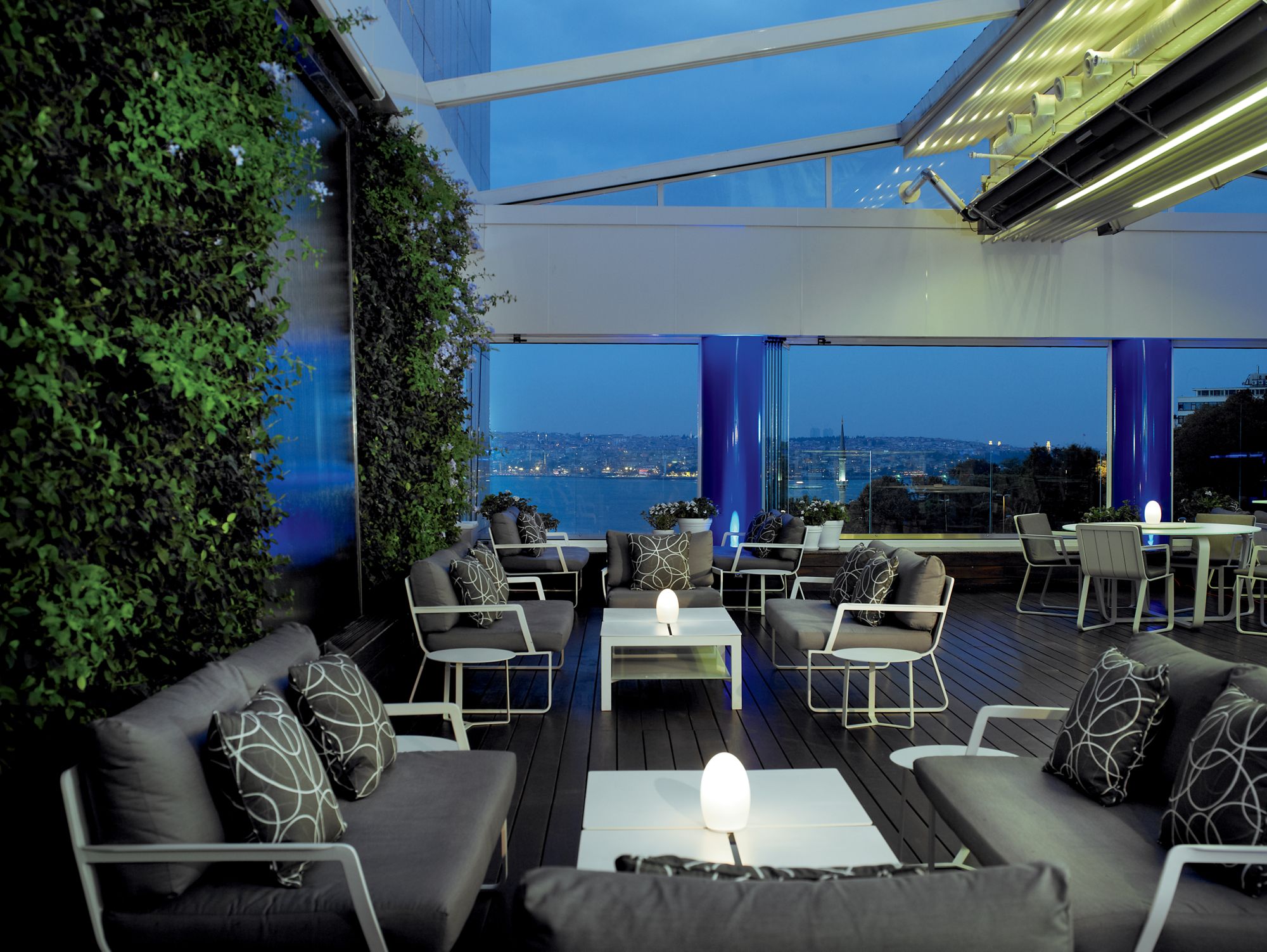 Bleu Lounge at The Ritz-Carlton - Luxury Lifestyle Awards